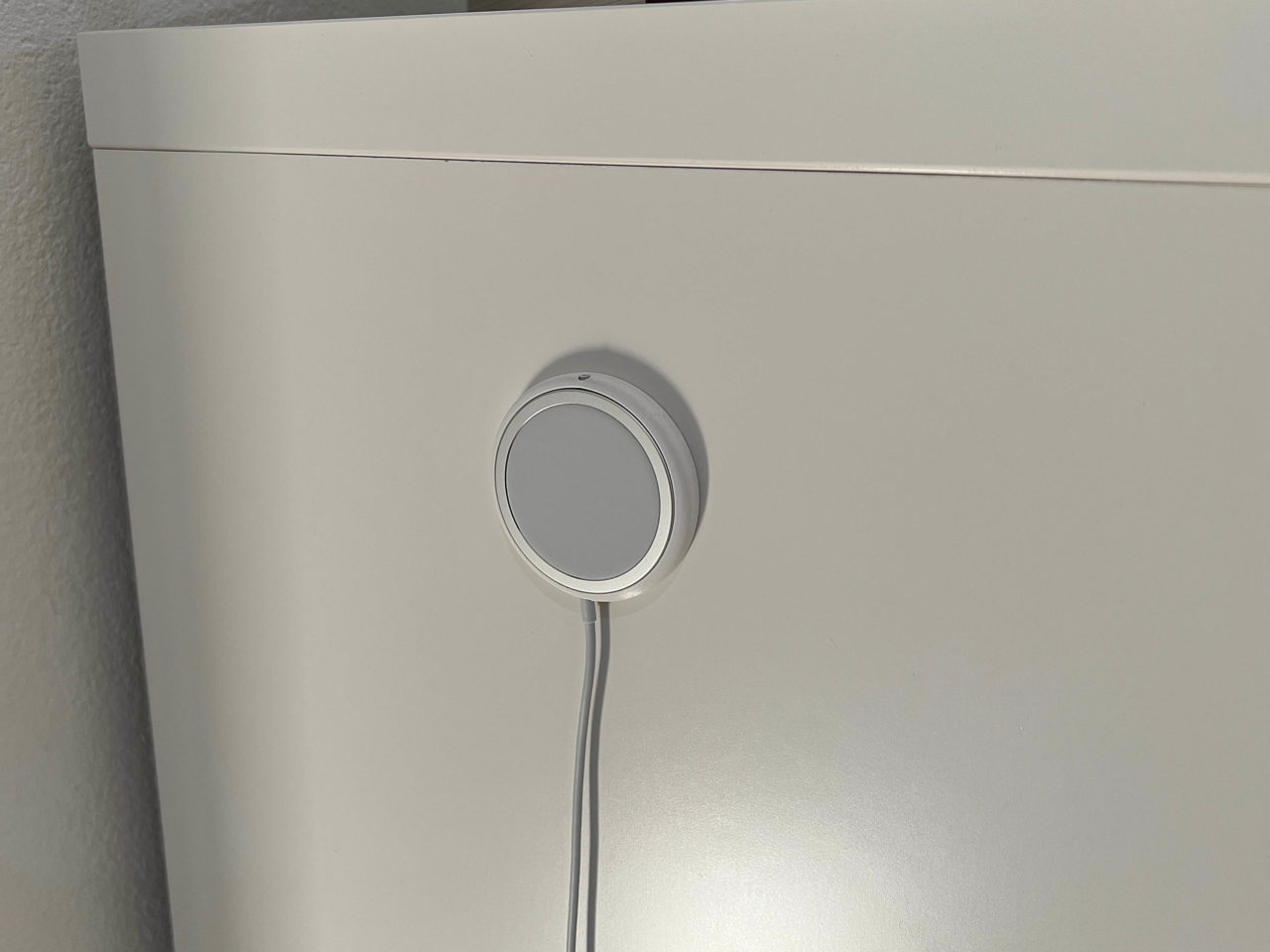 MagSafe Wandhalterung - das iPhone drahtlos mit 15 Watt an der Wand ...